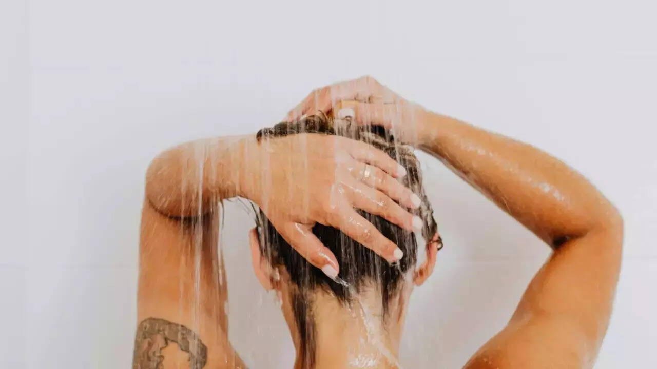 How Regular Hot Showers Lead To Skin & Hair Damage