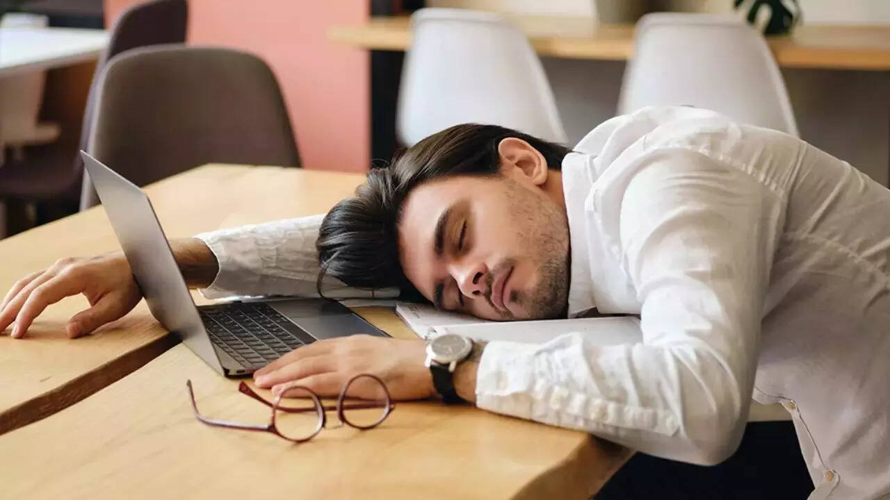 Feeling Sleepy All Day? 7 Reasons Behind Excessive Daytime Sleepiness