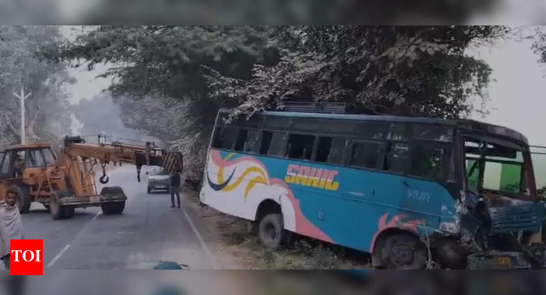 5, including 4 women dead after SUV crashes into bus in UP's Hardoi | Lucknow News - Times of India
