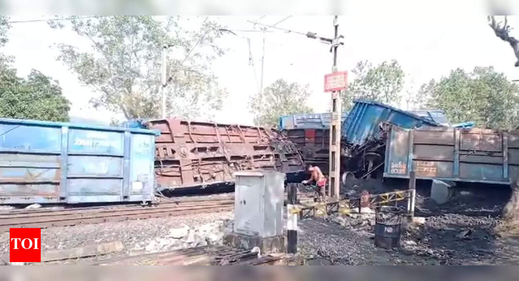 17 wagons of goods train derail in Chhattisgarh’s Bilaspur | Raipur News - Times of India