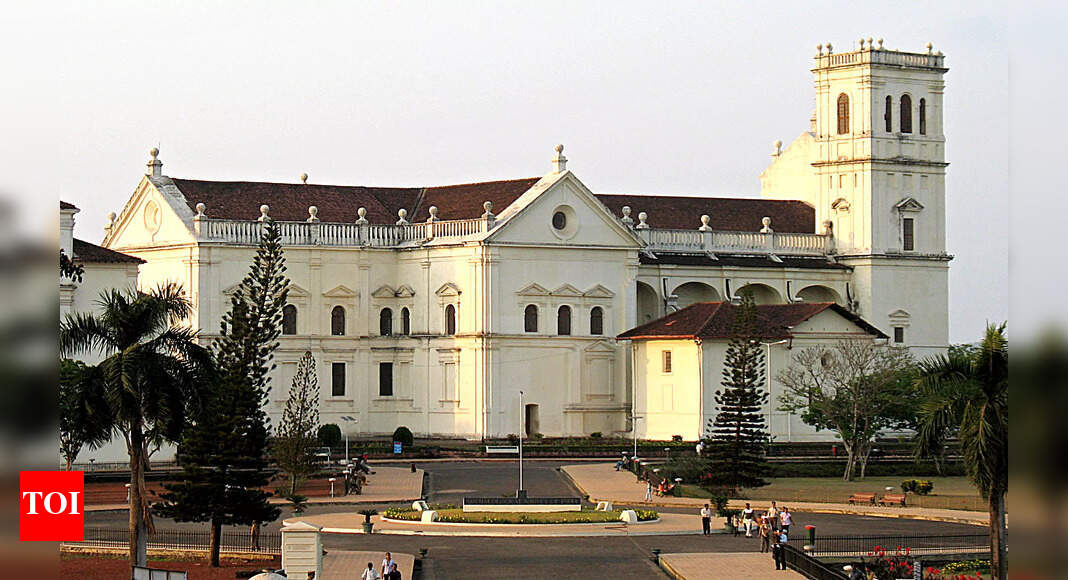 Photo desk for pilgrims outside cathedral | Goa News - Times of India