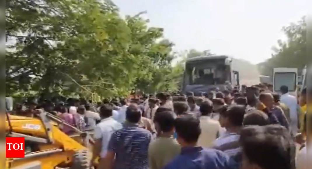 Maharashtra Bus Accident: 7 dead, 30 injured after bus overturns | Pune ...