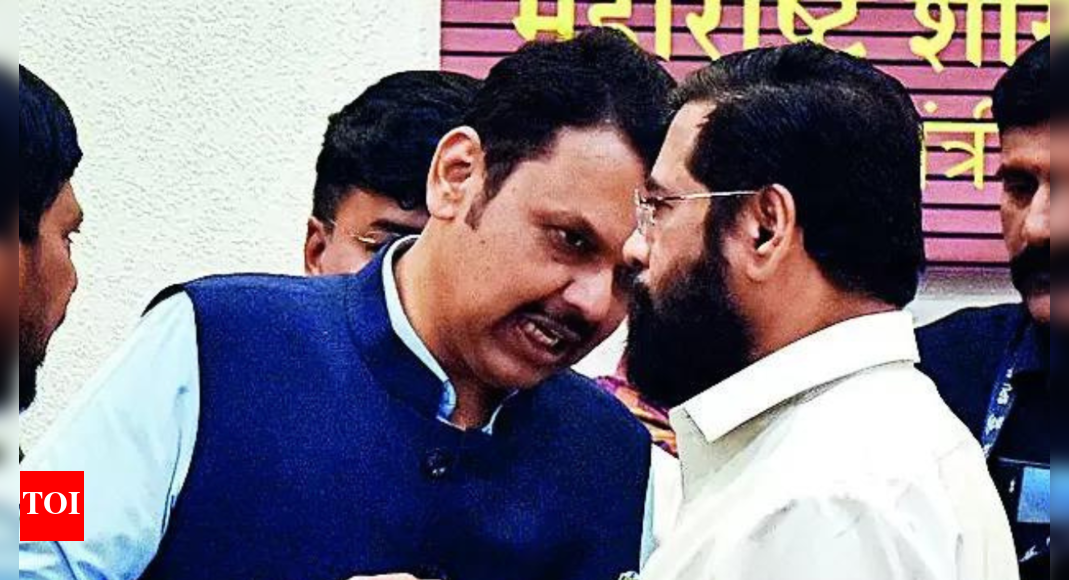 Devendra Fadnavis meets Eknath Shinde amid 'Maha' CM suspense - The Times of India