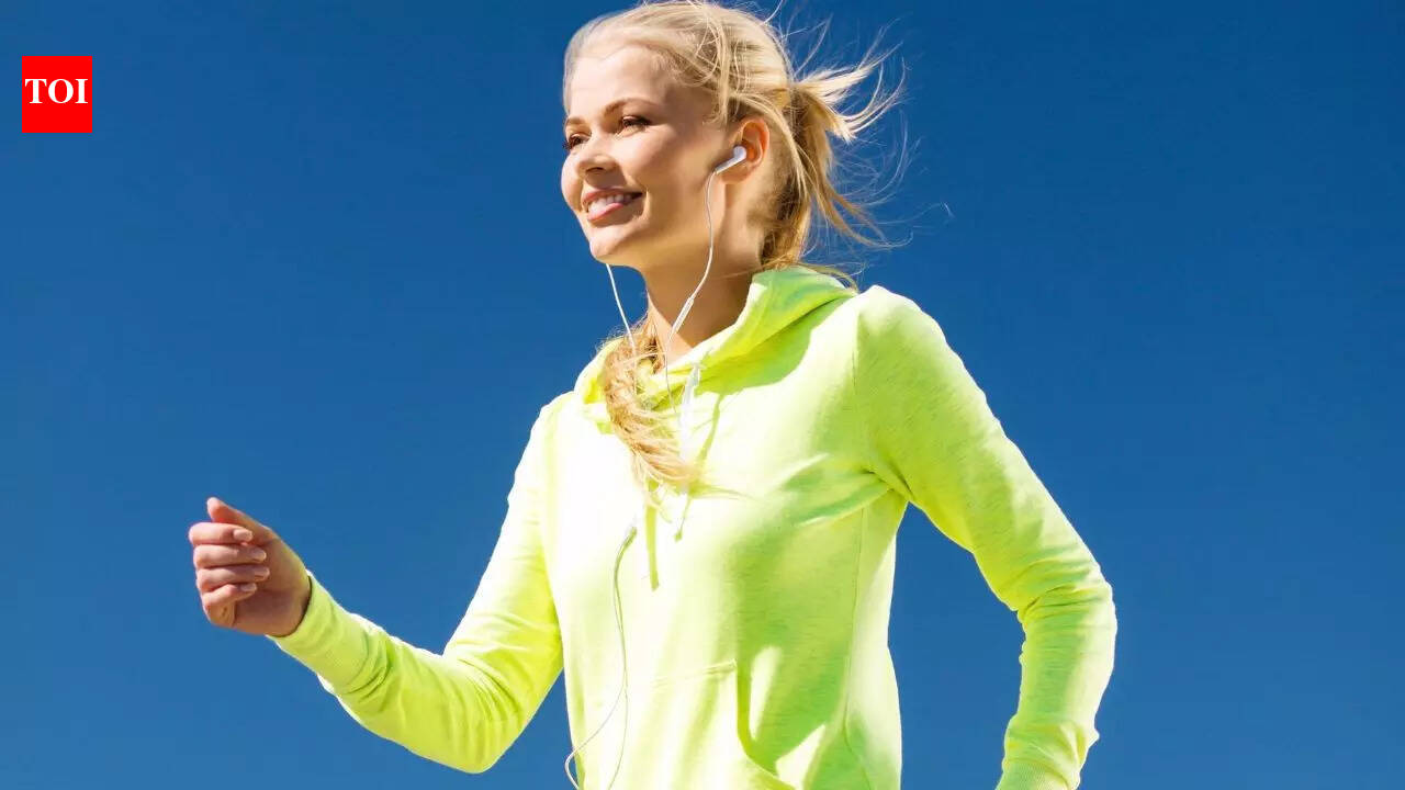 Walking Technique: This is the right way to move your hands while ...