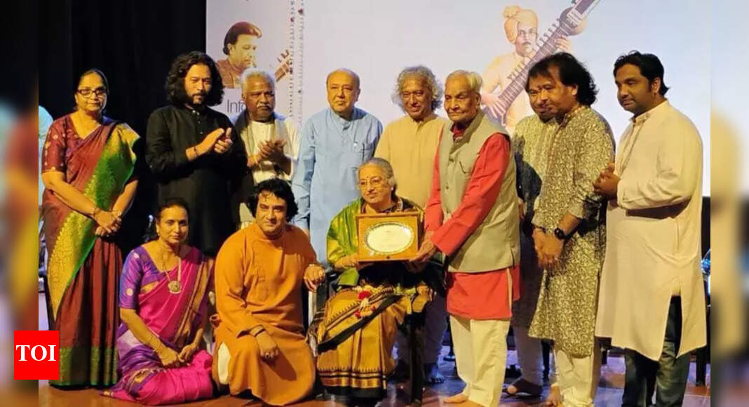 Ashwini Bhide Deshpande Wins Utsad Balekhan Award at Sangeetosava-70 ...