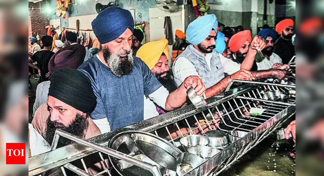 Sukhbir Singh Badal and Akali Leaders Serve Religious Punishment at Golden Temple | Chandigarh ...