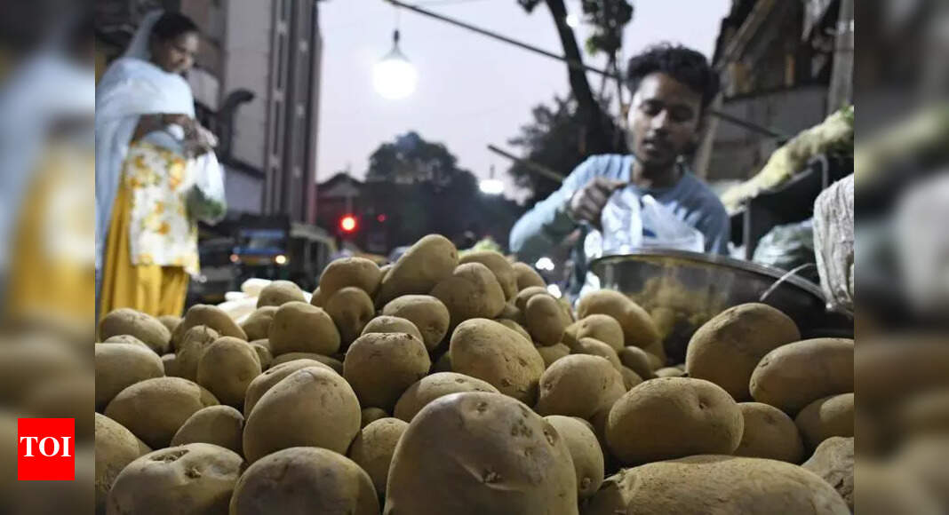 Bengal Potato Prices Drop Below 40/kg Amid Supply Challenges | Kolkata ...