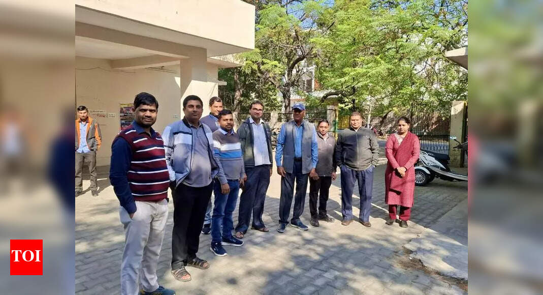 UP Power Employees Protest Against Privatization Of Discoms with Black ...