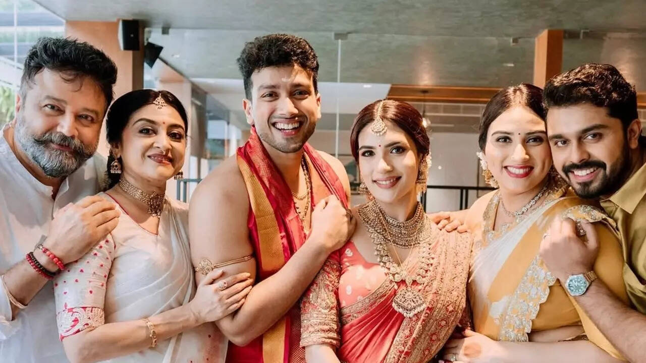 Jayaram Family Mohanlal Attends Jayarams Daughter Malavika And