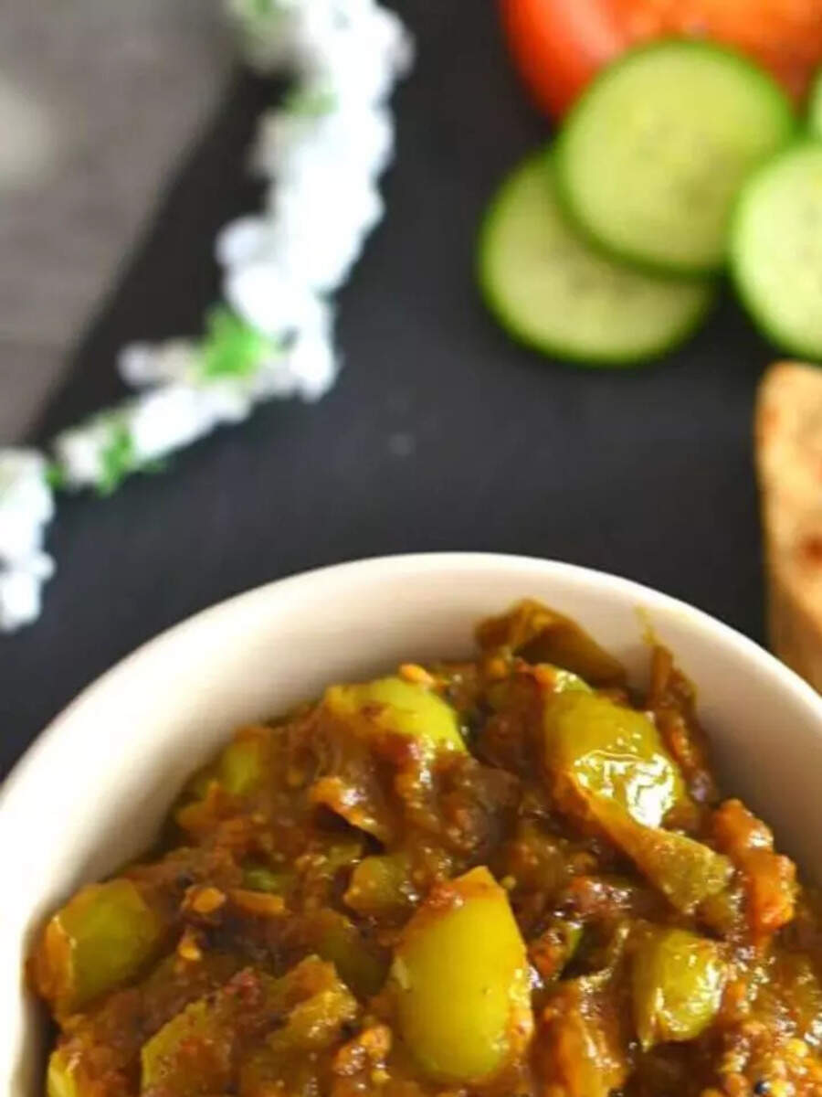 Rajasthani Kacche Tamatar Ki Sabzi With Phulkas, A Unique Tangy Dish To ...