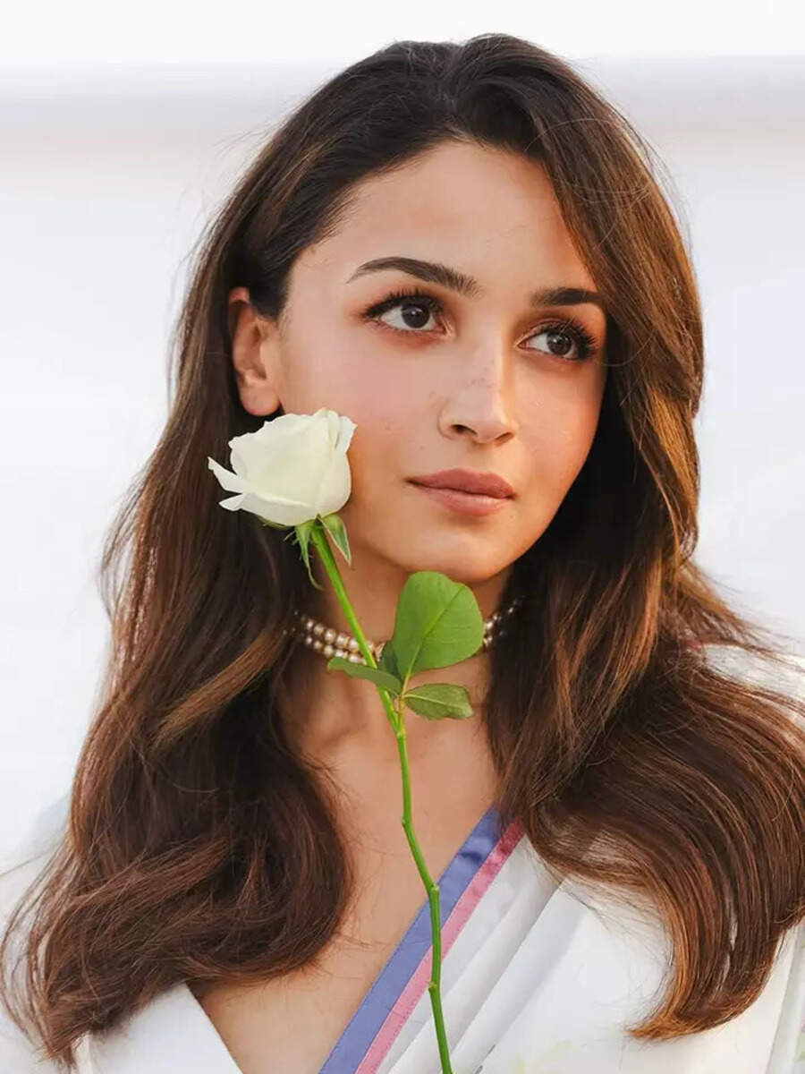 Alia Bhatt’s white saree is a serene vision that captivates the senses ...