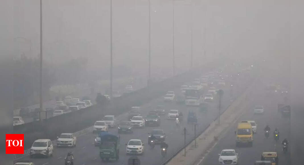 Smog blankets Gurgaon, AQI close to ‘severe’ | Gurgaon News - Times of ...