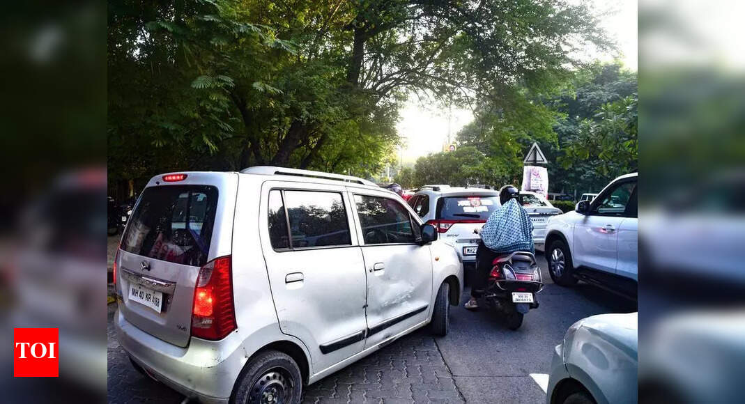 Traffic turmoil in Civil Lines: VIP movement & unchecked parking clog ...