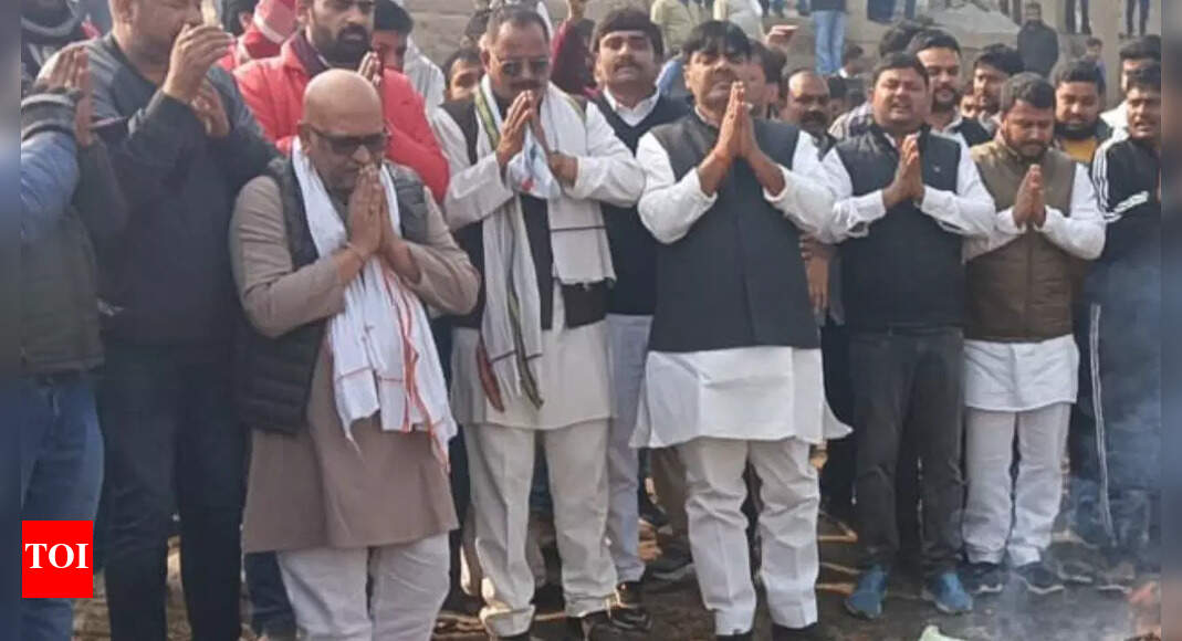Prabhat Pandey: UP Congress workers scuffle with cops at funeral of ...
