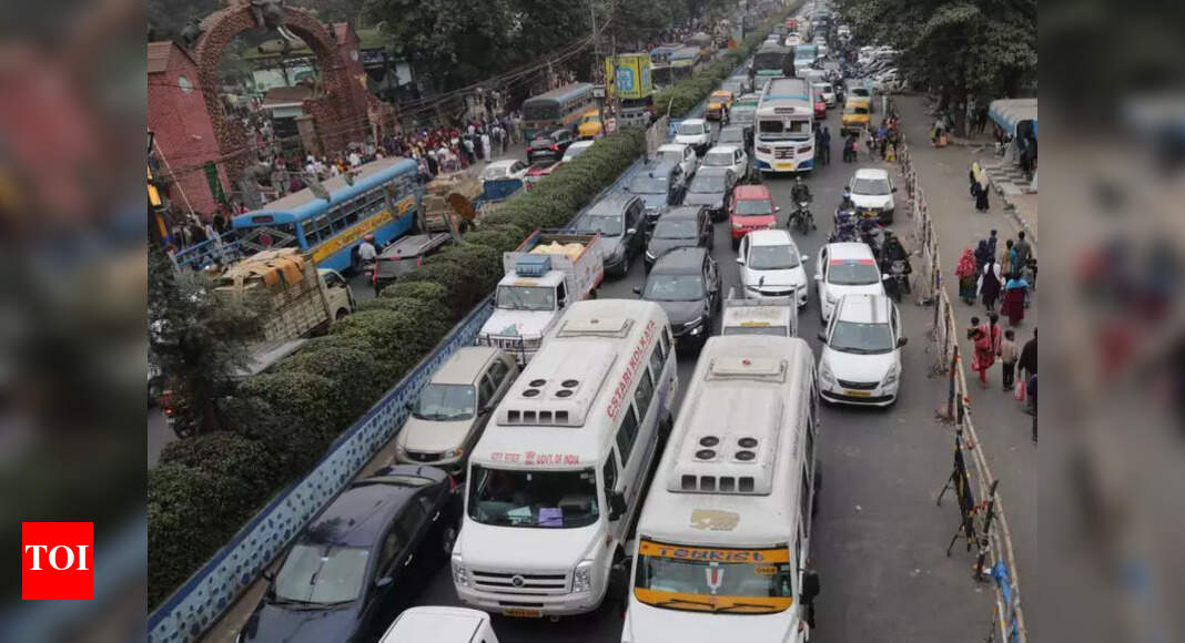 Pre-Christmas rush prompts Kolkata cops to switch to manual traffic ...