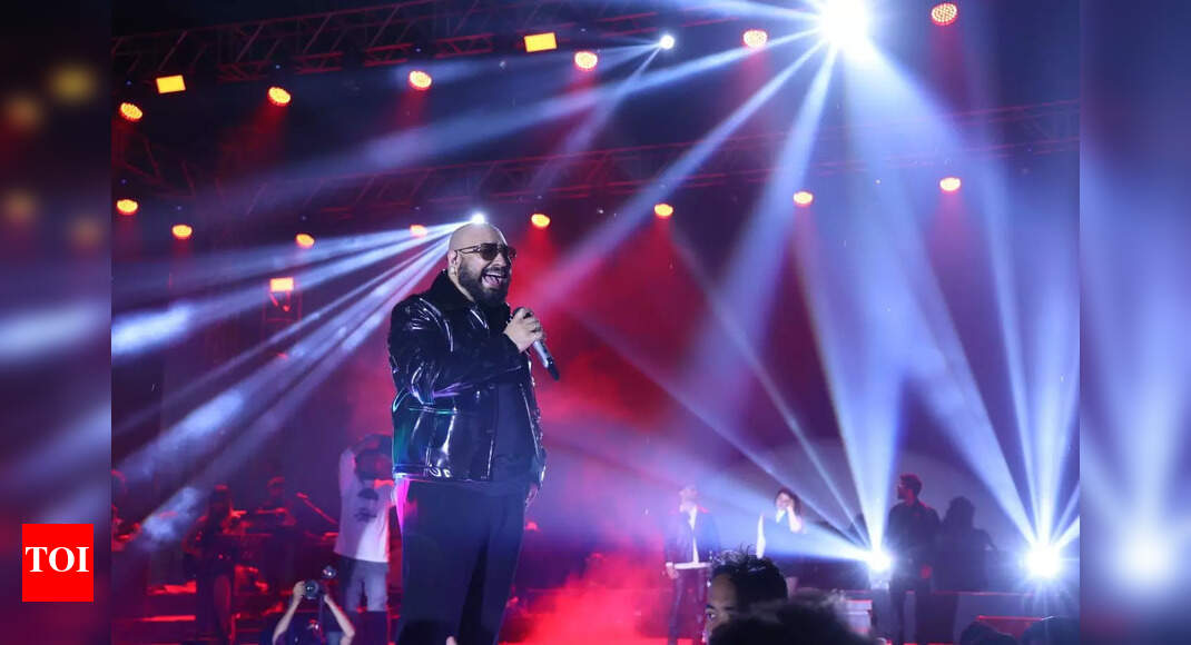 B Praak rocks Kolkata with a soul-stirring performance | Bengali Movie ...