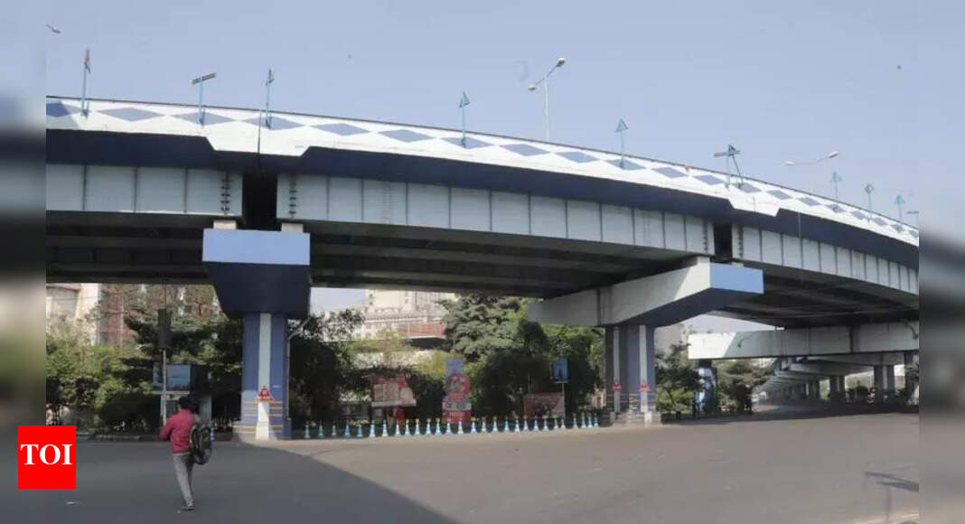 Two-wheeler hits Maa guard wall, 2 riders flung off, die after 60ft ...