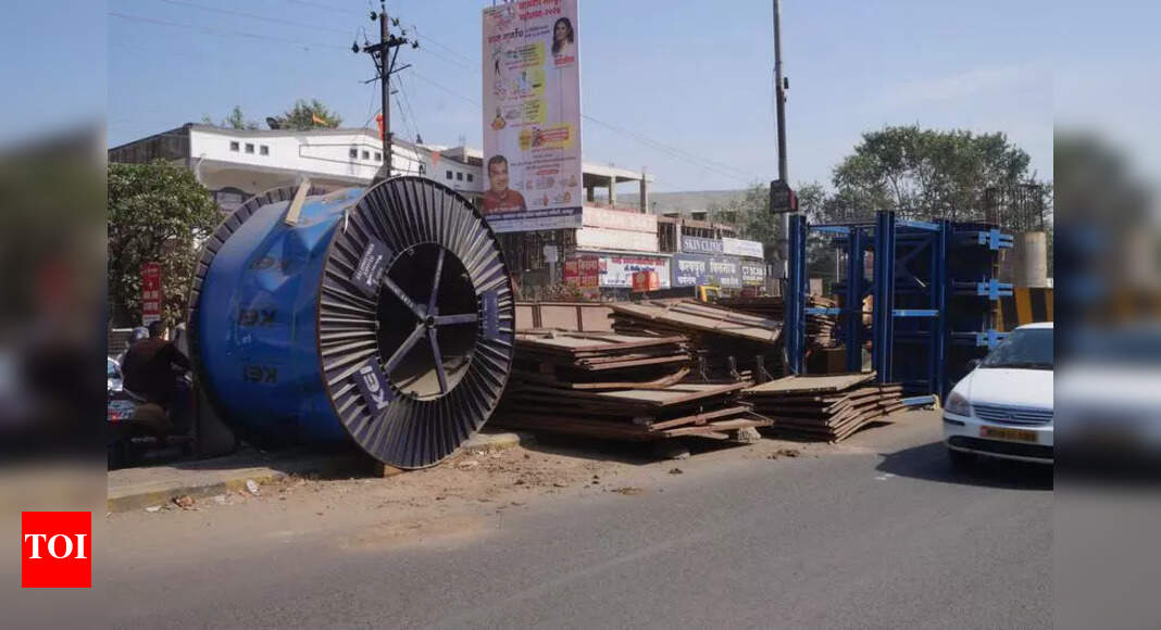 Bhande Plot square turns hazardous amid flyover, cable work | Nagpur ...