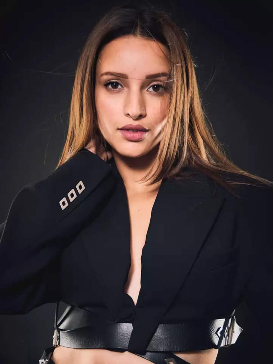 Triptii Dimri owns the spotlight with her mesmerizing all-black look ...