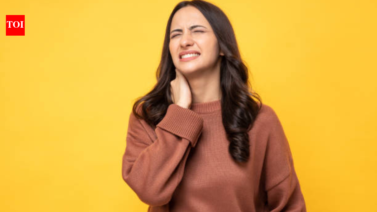 7 morning exercises to reduce stiff shoulder pain