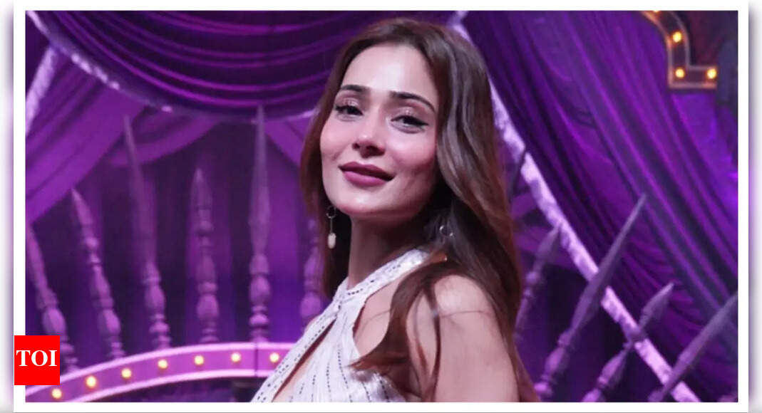 Sara Khan: For New Year's Eve, a small gathering at home is my idea of ...