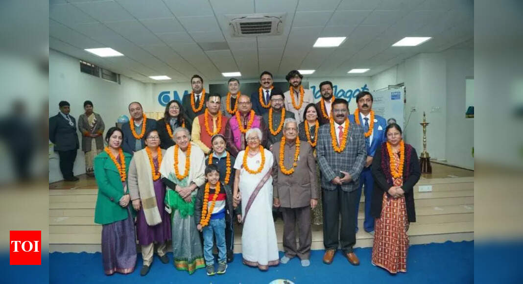 Girl feted for Gita recitation record | Lucknow News - Times of India