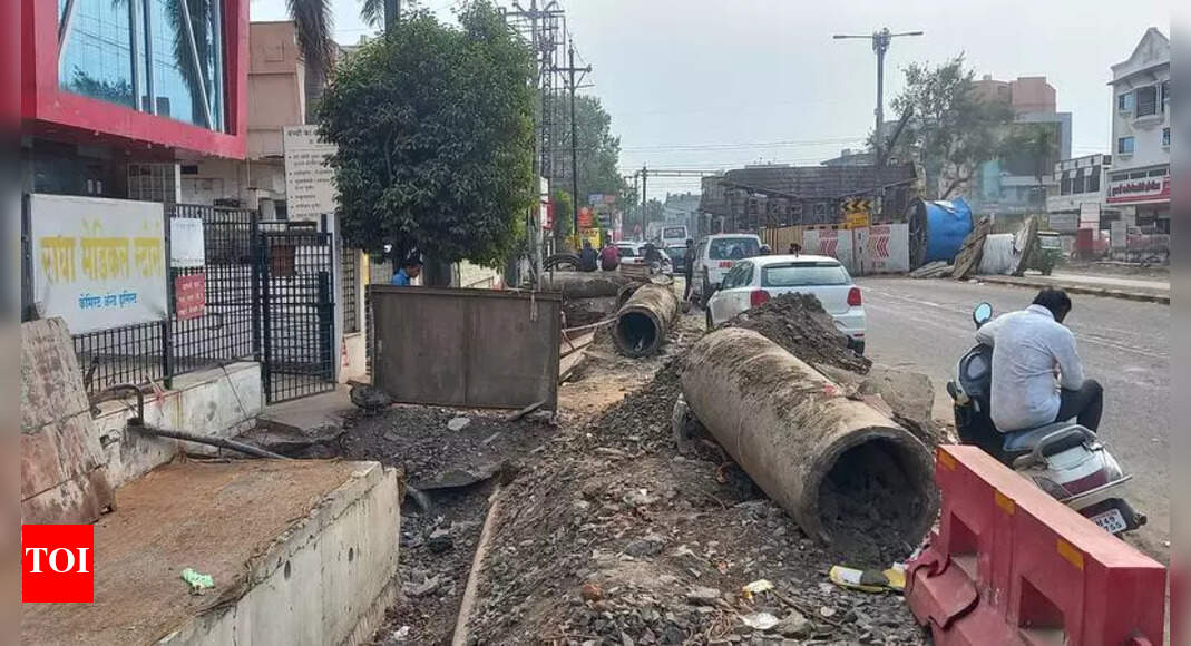 Cable, drainage line works together amplify chaos at Bhande Plot Square ...