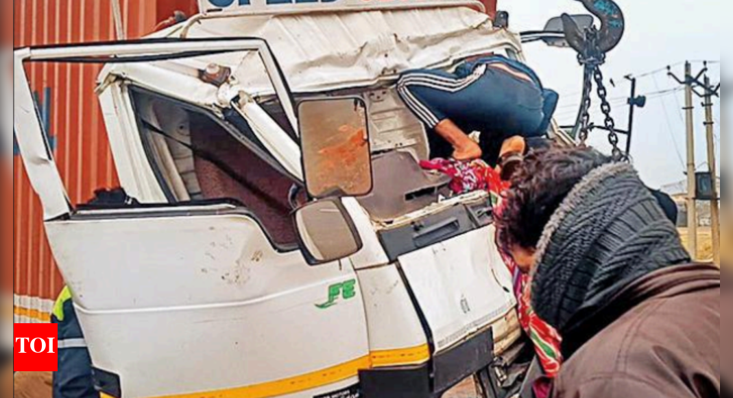 Mathura Accident: 3 dead as mini-truck hits tractor-trolley on Delhi ...