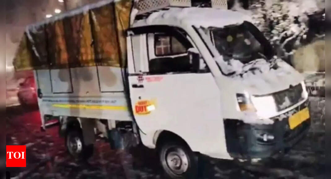 Snowy death traps: Close shave for mini-truck driver on slippery road ...