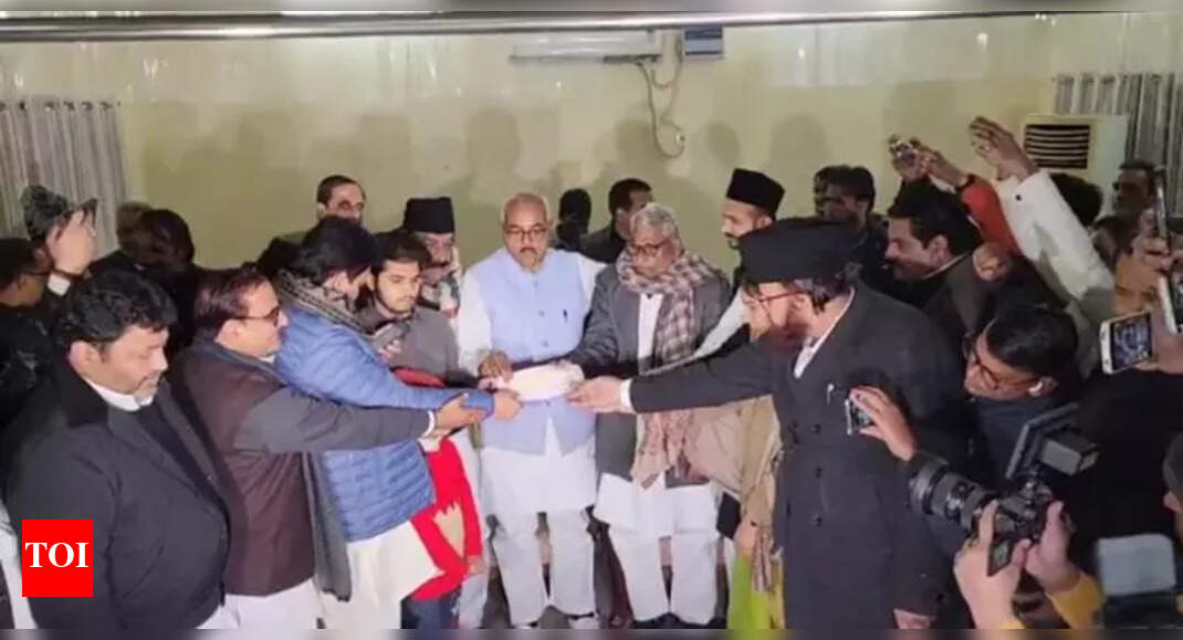 Sambhal violence: SP delegation hands over Rs 5 lakh cheques to kin of ...