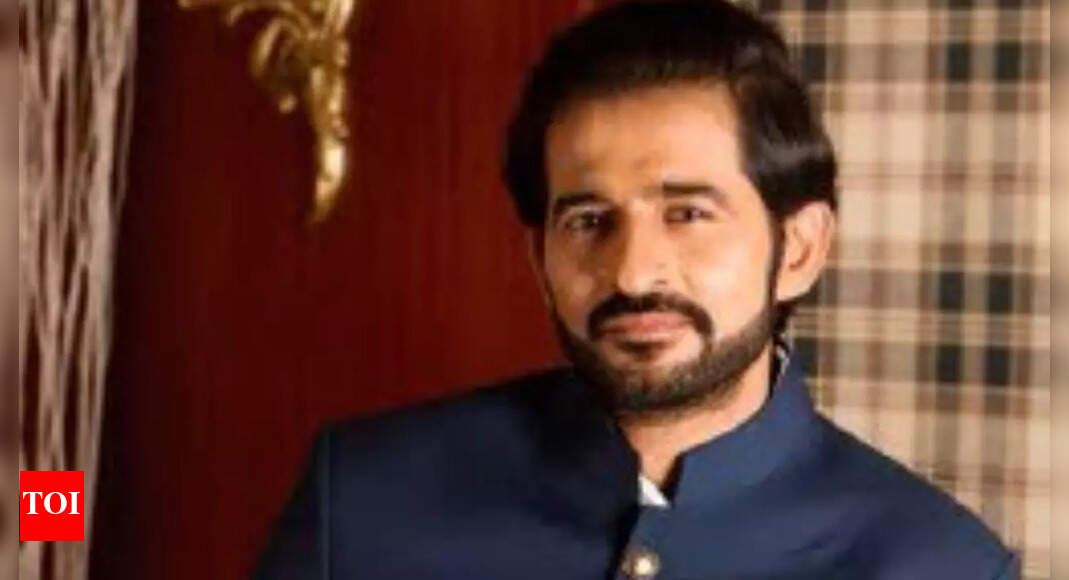 Hiten Tejwani makes his Gujarati cinema debut with 'Sanghavi & Sons' as ...