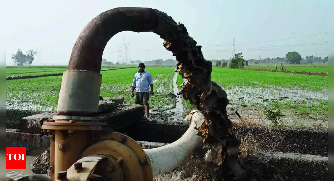 Delhi water Shortage: Water-starved Delhi village gets a notice it wasn ...