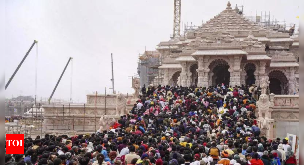 Ayodhya New Year Eve: Over 2 lakh devotees flock Ram Temple in Ayodhya ...