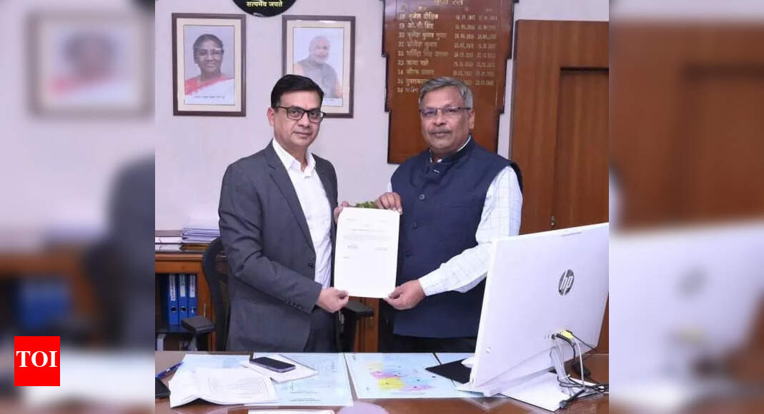 Vinayak Garg takes charge as DRM, Central Railway, Nagpur Division ...