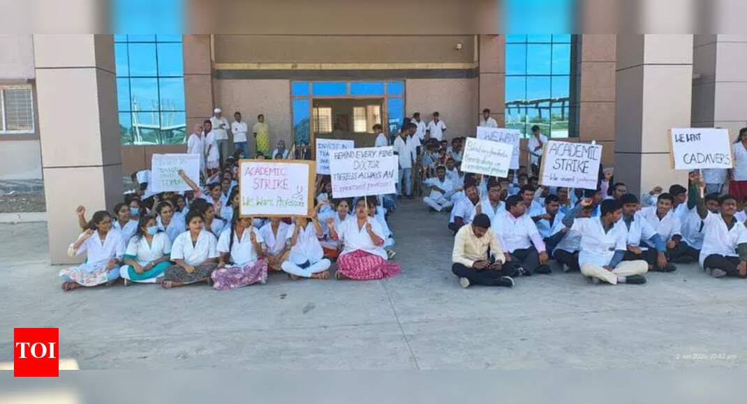 Med students protest severe shortage of faculty, facilities | Hyderabad ...