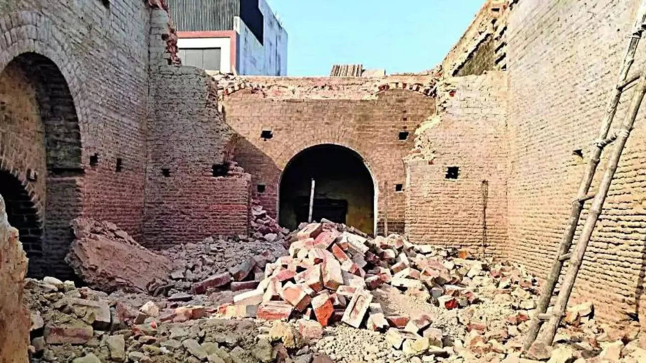 Agra Mubarak Manzil: Agra's 17th-C Mubarak Manzil razed by 'builder' | Agra News - Times of India