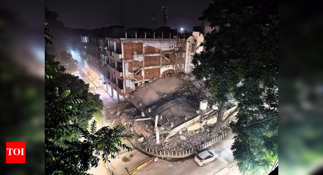 Unsafe building collapses in Sec 17 | Chandigarh News - The Times of India