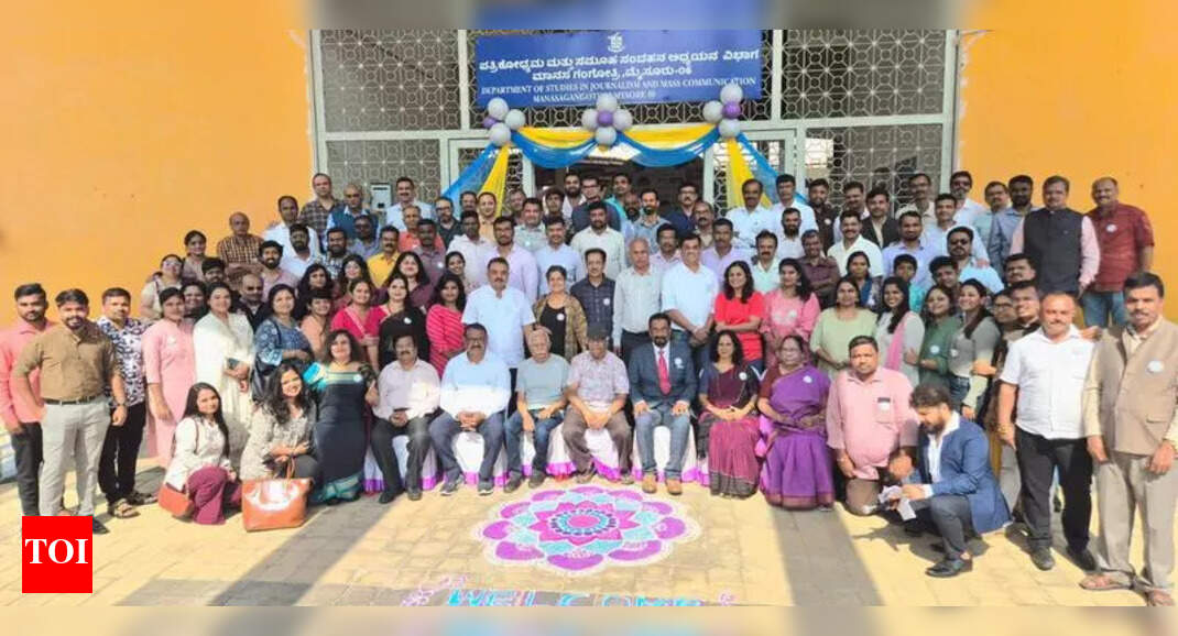 Over 100 ex-students get nostalgic at UoM alumni meet | Mysuru News ...