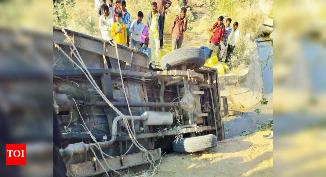 Bolero pickup car falls into canal in Barmer; 2 killed, 2 injured | Jaipur News - The Times of India