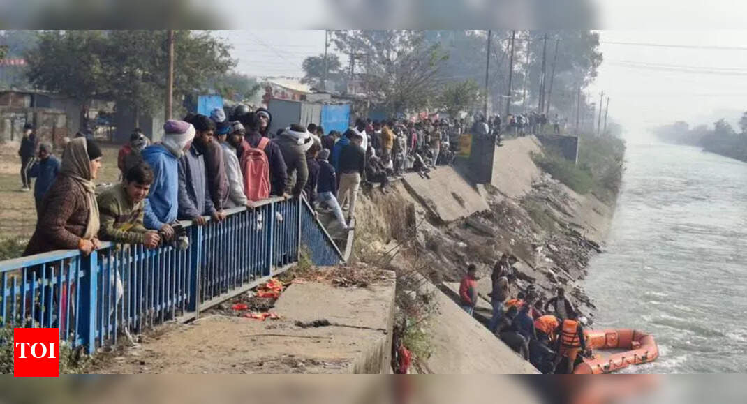 Driver killed as tractor overturns during ‘tug of war’ | Meerut News ...