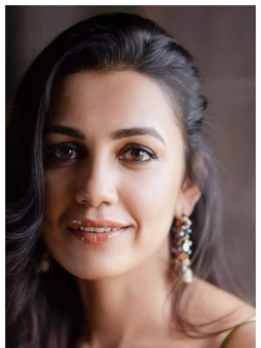 Esha Kansara glows in THESE snaps | Times of India