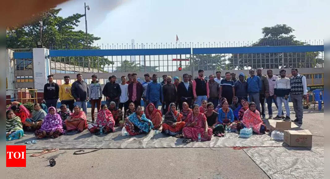 Villagers block Vedanta plant’s 3 gates | Bhubaneswar News - The Times ...