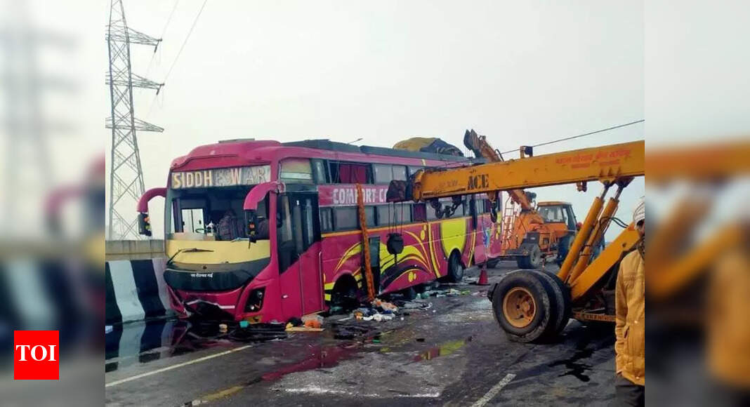 Bus overturns on Jaipur-Udaipur NH amid dense fog; over 20 injured ...