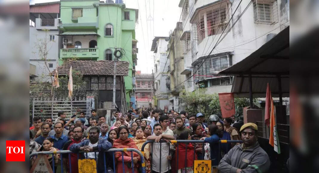 8 families rendered homeless in 25 seconds | Kolkata News - The Times ...