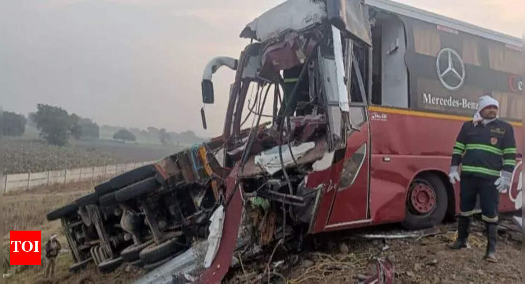 Driver Killed, 12 Injured as Speeding Bus Rams into Truck on Samruddhi E-way | Nagpur News - The ...