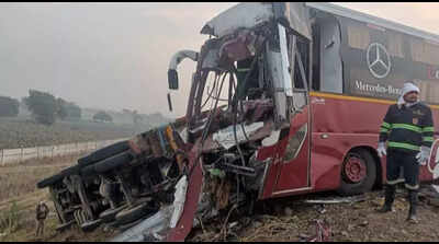 Driver Killed, 12 Injured as Speeding Bus Rams into Truck on Samruddhi E-way | Nagpur News - The ...