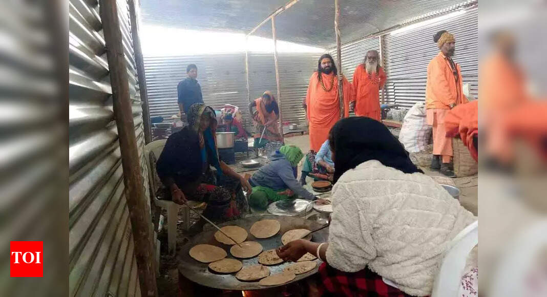 Devotees relishing Gujarati rotla at Mela | Prayagraj News - Times of India