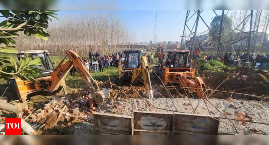 Dispute erupts over wall demolition in Bhagya Homes Colony | Ludhiana ...