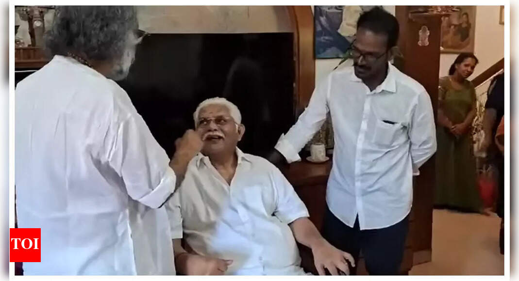 Jagathy Sreekumar enjoys Kaithapram’s song during award ceremony ...