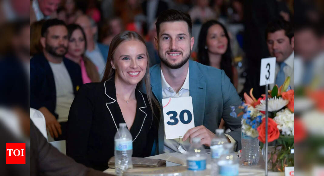 Kyle Tucker & Wife Samantha Light Up Cubs Convention Blue Carpet | MLB ...